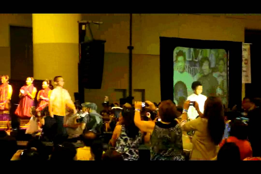 2011 Mabuhay Festival final fashion show xvid - YouTube