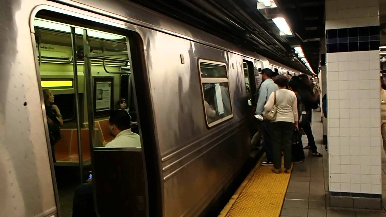 MTA New York City Subway R46 F Train @ Jay Street - YouTube