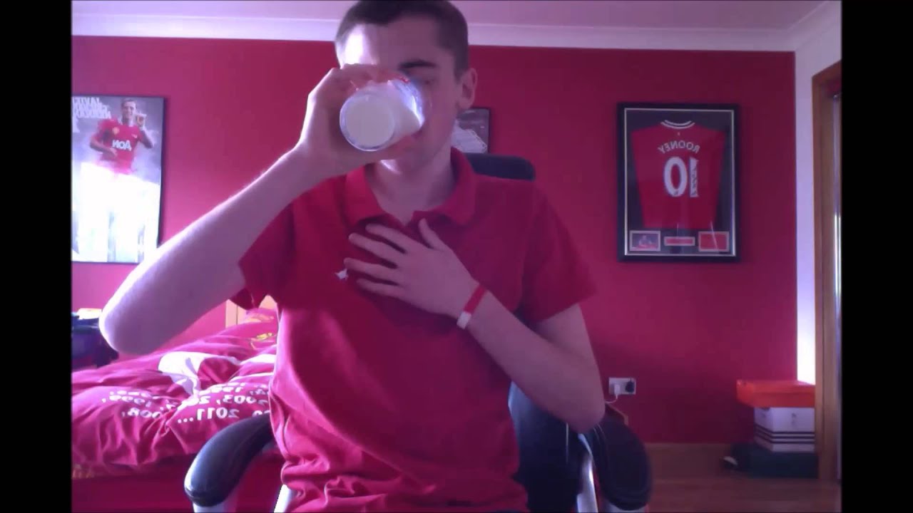 Guy eats hottest chilli in the world - YouTube