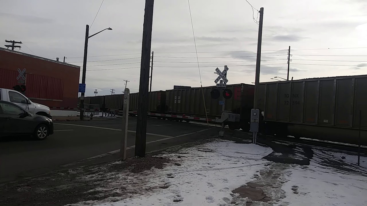 BNSF 6184 leading SB loaded coal train leaves 8th Ave in Denver, CO ...