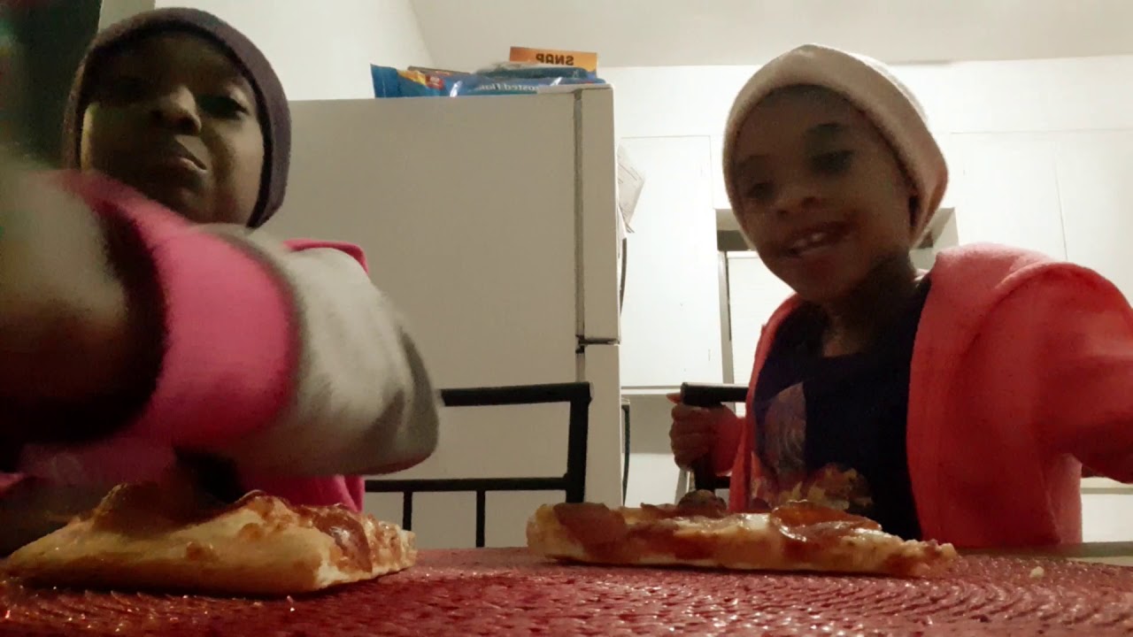 Last to stop eating pizza 🍕 - YouTube