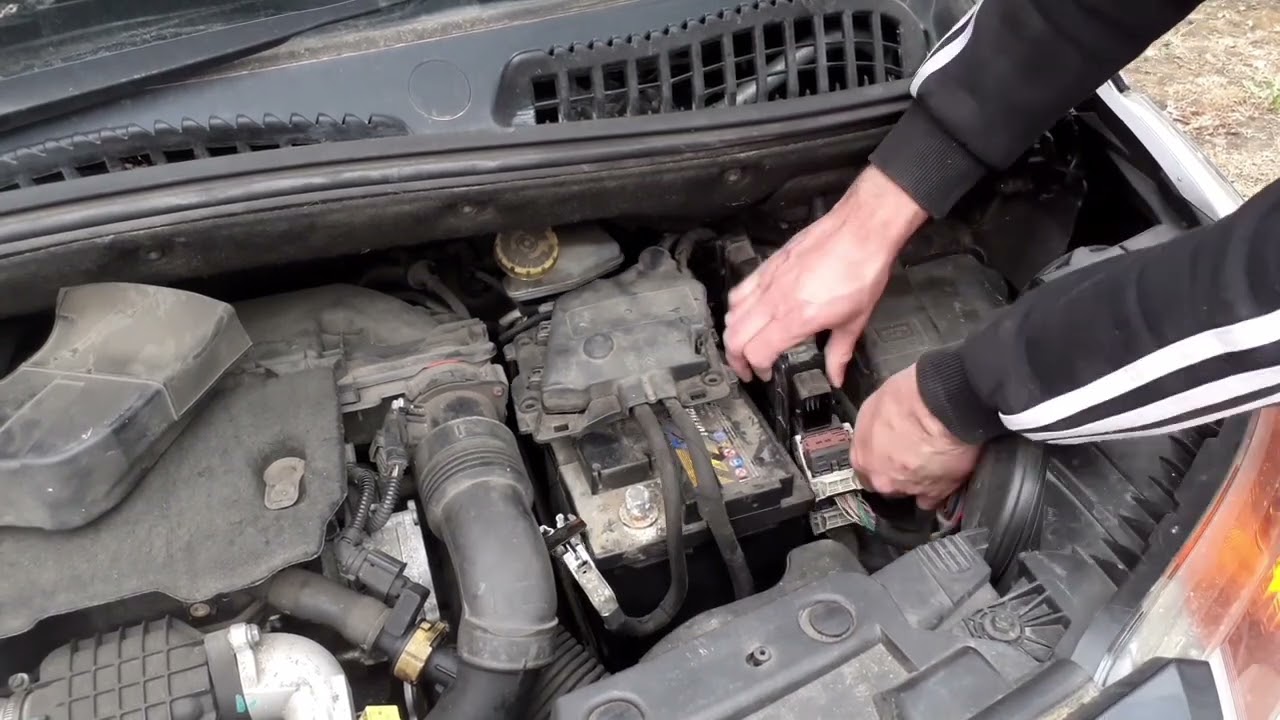 Citroen C3 Picasso ECU location & removal - YouTube