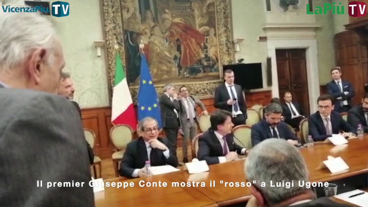Il premier Giuseppe Conte mostra il "rosso" a Luigi Ugone - YouTube