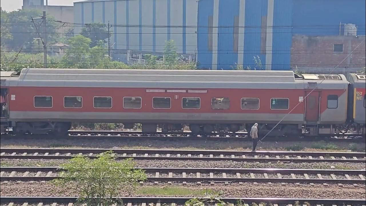 INDIAN TRAINS VIDEOS | MAU GORAKHPUR ANAND VIHAR TRAIN ARRIVING GHAZIABAD STATION - YouTube