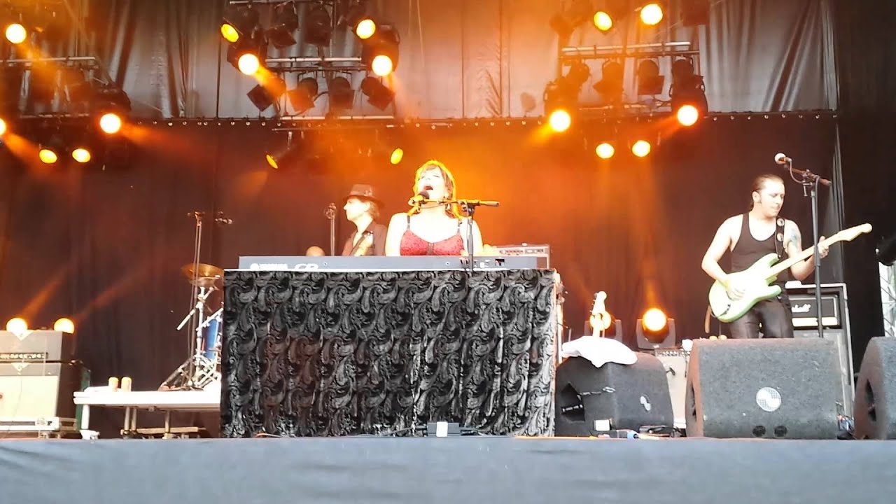 Beth Hart Sky Full Of Clover - YouTube