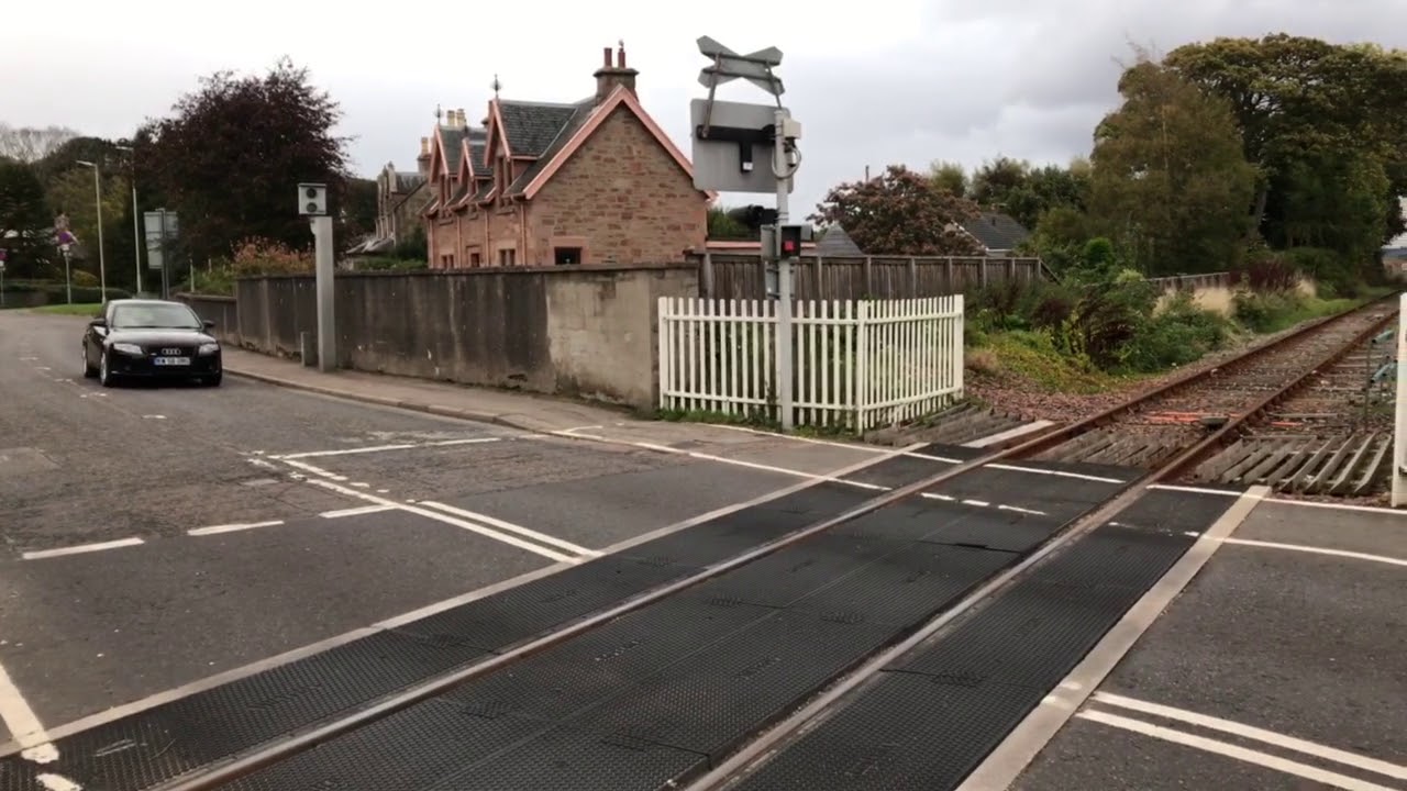 Dingwall No1 Level Crossing (Highland) Friday 21.09.2018 - YouTube