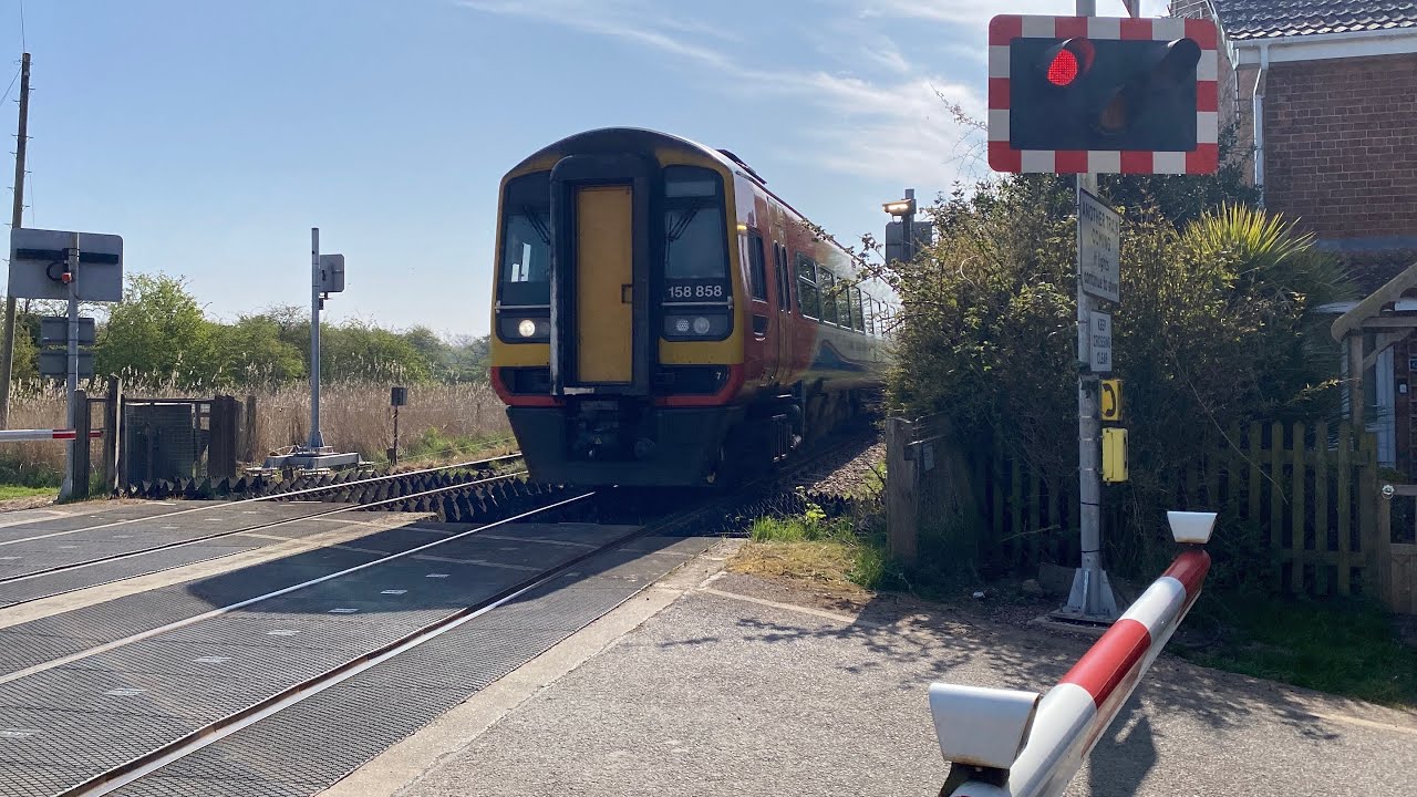 *Skipping Alarm* Matt Pits Lane Level Crossing (12/04/25) - YouTube