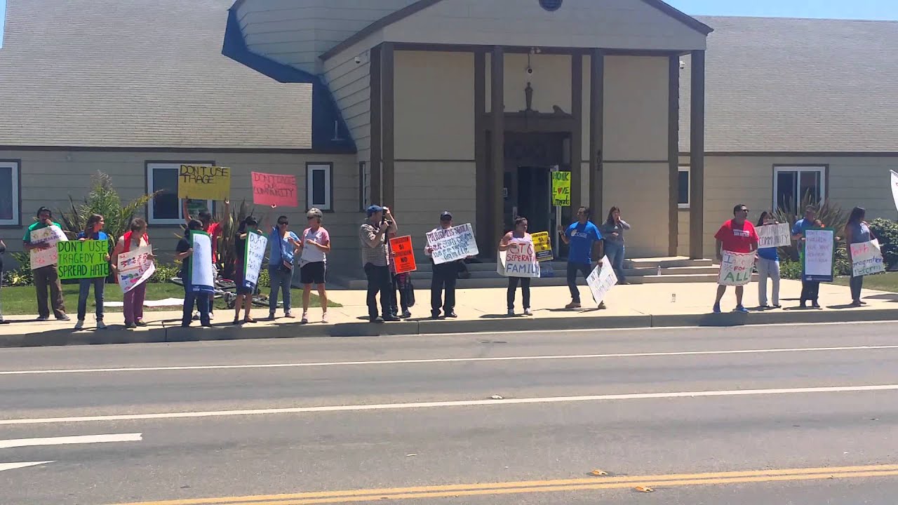Demonstrators outside Santa Maria Courthouse - YouTube