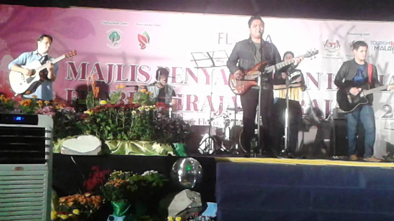 caliph buskers ft AP buskers @putra jaya - YouTube