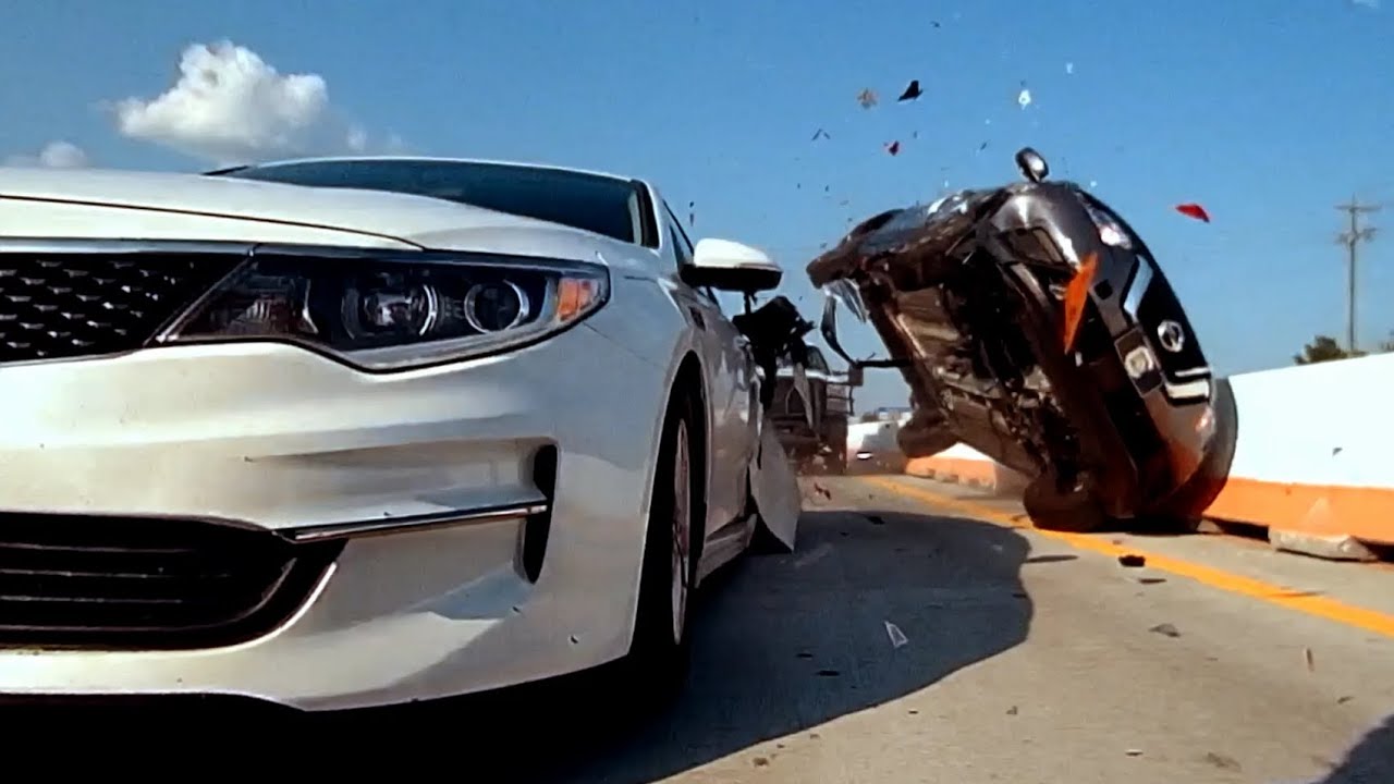 SUV DESTROZA A VARIOS COCHES EN ZONA DE OBRAS - YouTube