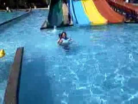 Live mandi basah di kolam renang.