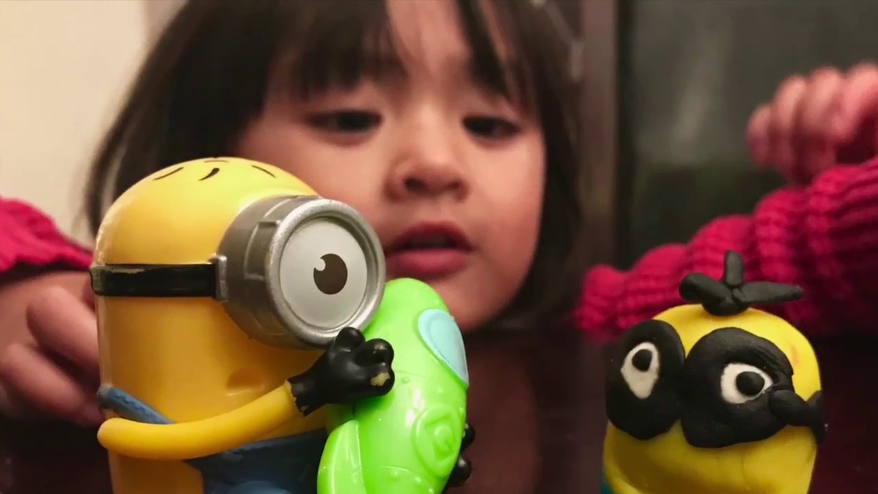 Play Doh Minion surprise Despicable Me Surprise Easy DIY Play Doh ...
