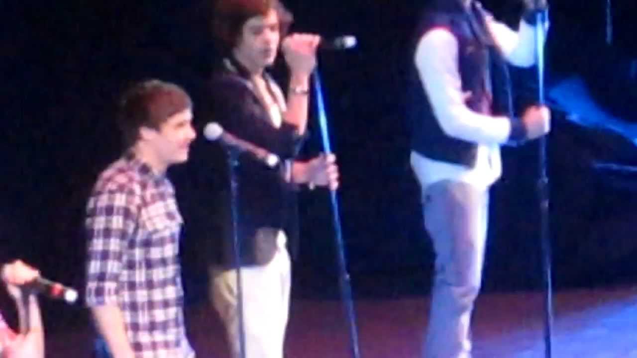 One direction - Use Somebody Toronto - YouTube