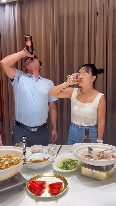 酒桌上你玩过杂技吗？吃出仪式感 酒文化 这是一种很新的喝酒姿势 有趣的灵魂 生活需要点乐趣星城蛙姐 有趣的视频 有趣的灵魂 搞笑 快乐 快乐就这么简单长沙美食