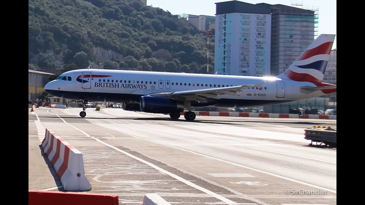 La pista de aterrizaje de Gibraltar con aviones y autos - YouTube