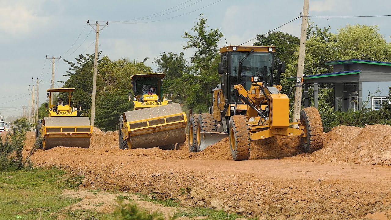 The Best Working Trimming & Spreading Red Soil By SANY C8S Grader ...