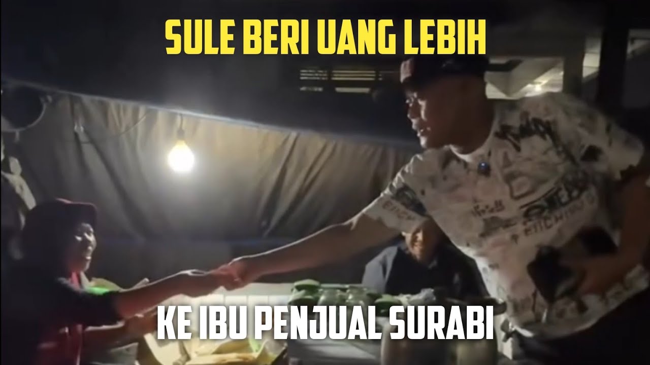 SULE BERI UANG LEBIH KE IBU PENJUAL SURABI - YouTube