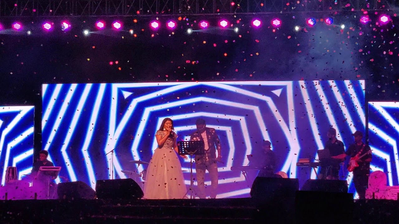 Vaishali Mhade - Kombadi Palali Song by Superb Marathi Singer 🔥@Thane ...