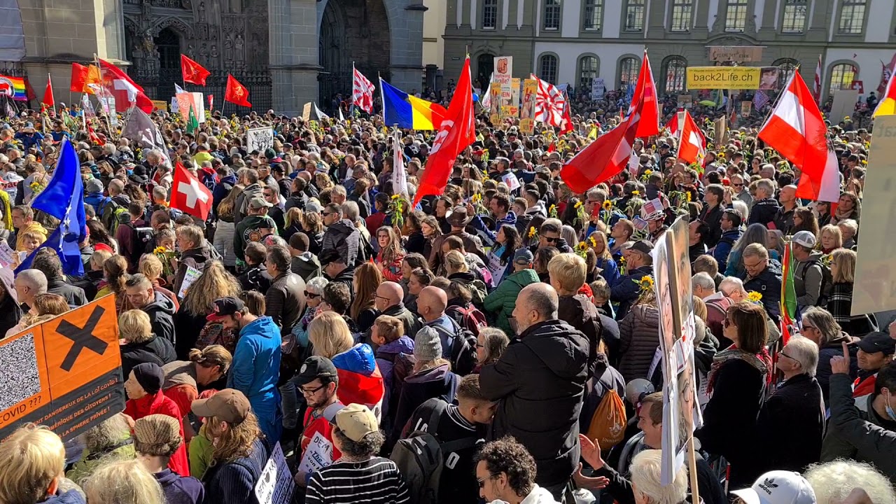 Bern Münsterplatz - vor Demo Start. Über 100'000 Leute an der Grossdemo ...