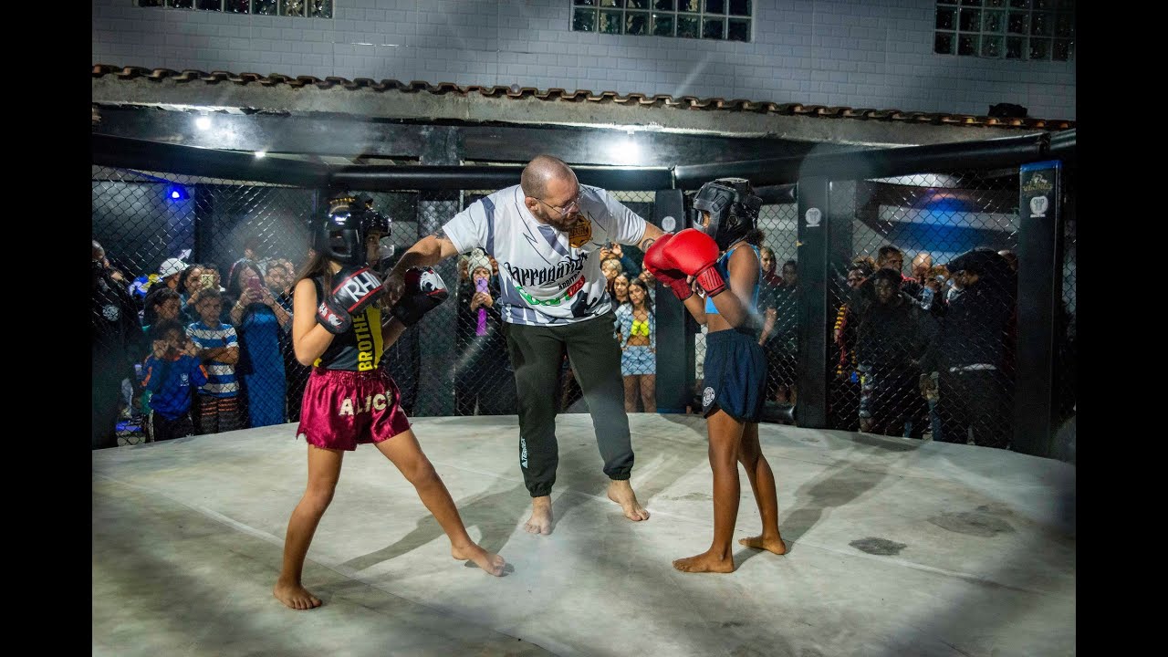 LAURA vs ALICE - HAND TO HAND CAGE - YouTube