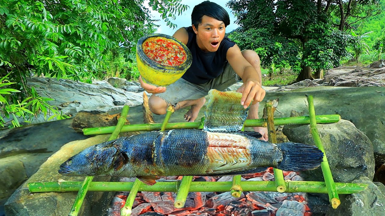 Today lucky met big fish | grilled fish in the bamboo for eat with ...