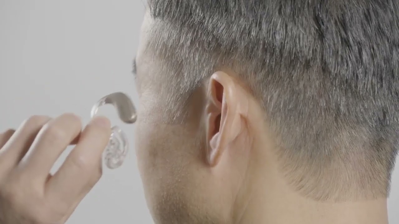 Oticon BTE-hoortoestel met oorstukje uit het oor verwijderen ...