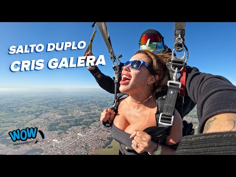 A Cris Galera colocou o look de advogata e pulou de paraquedas