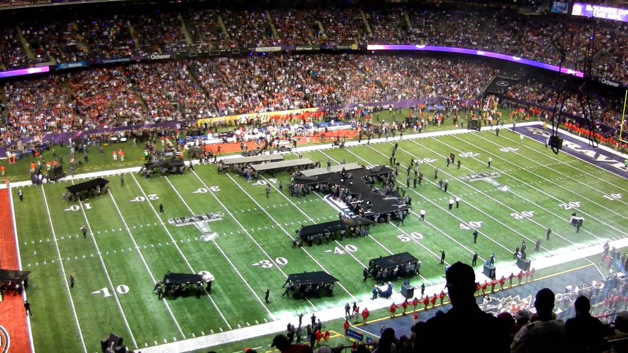 Super Bowl XLVII Building the halftime stage for Beyonce - YouTube