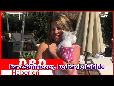 Esra Sönmezer, kedisiyle tatilde