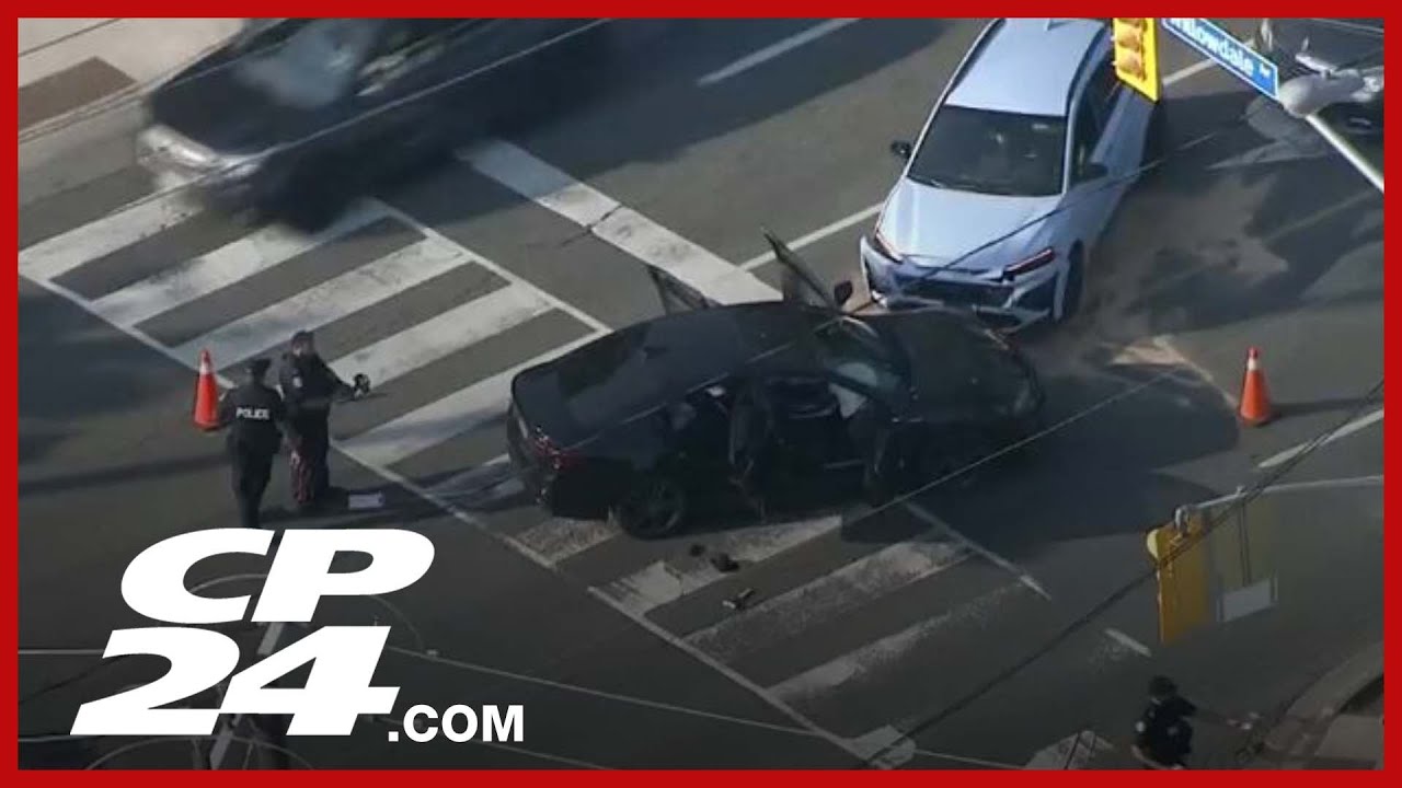 Suspects crash car, flee scene after smash-and-grab at Yonge St ...