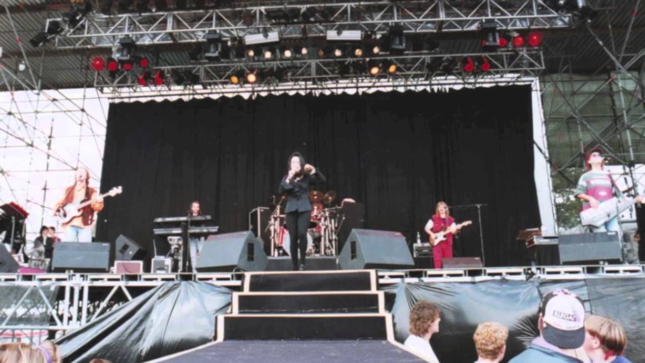 *Holding Out For A Hero* by Tuti Kanta Live (Cover) - YouTube