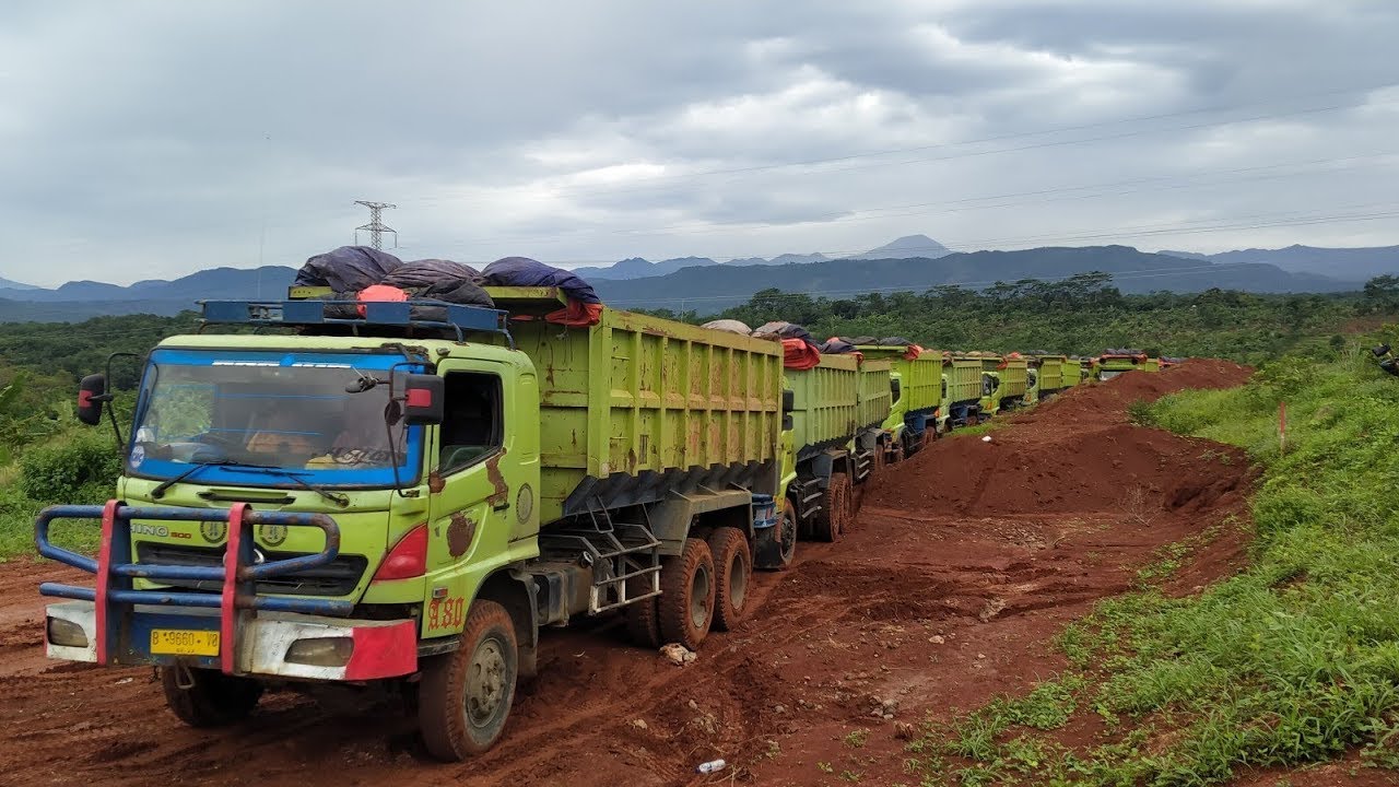 Muat Tanah Merah Dump Truck Tronton Hino 500 Baris menunggu Antrian ...