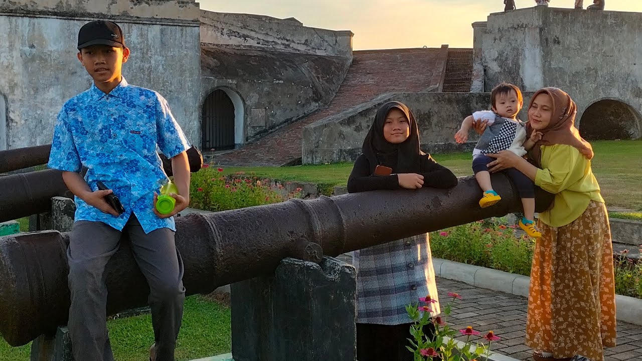 Jalan-jalan ke benteng Marlborough | Destinasi wisata Bengkulu - YouTube