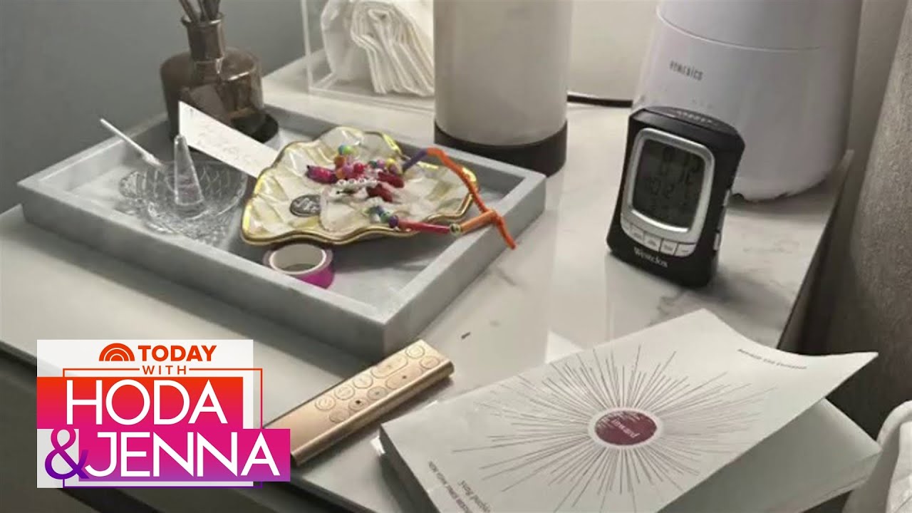 Hoda And Jenna Share What They Keep On Their Nightstands - YouTube
