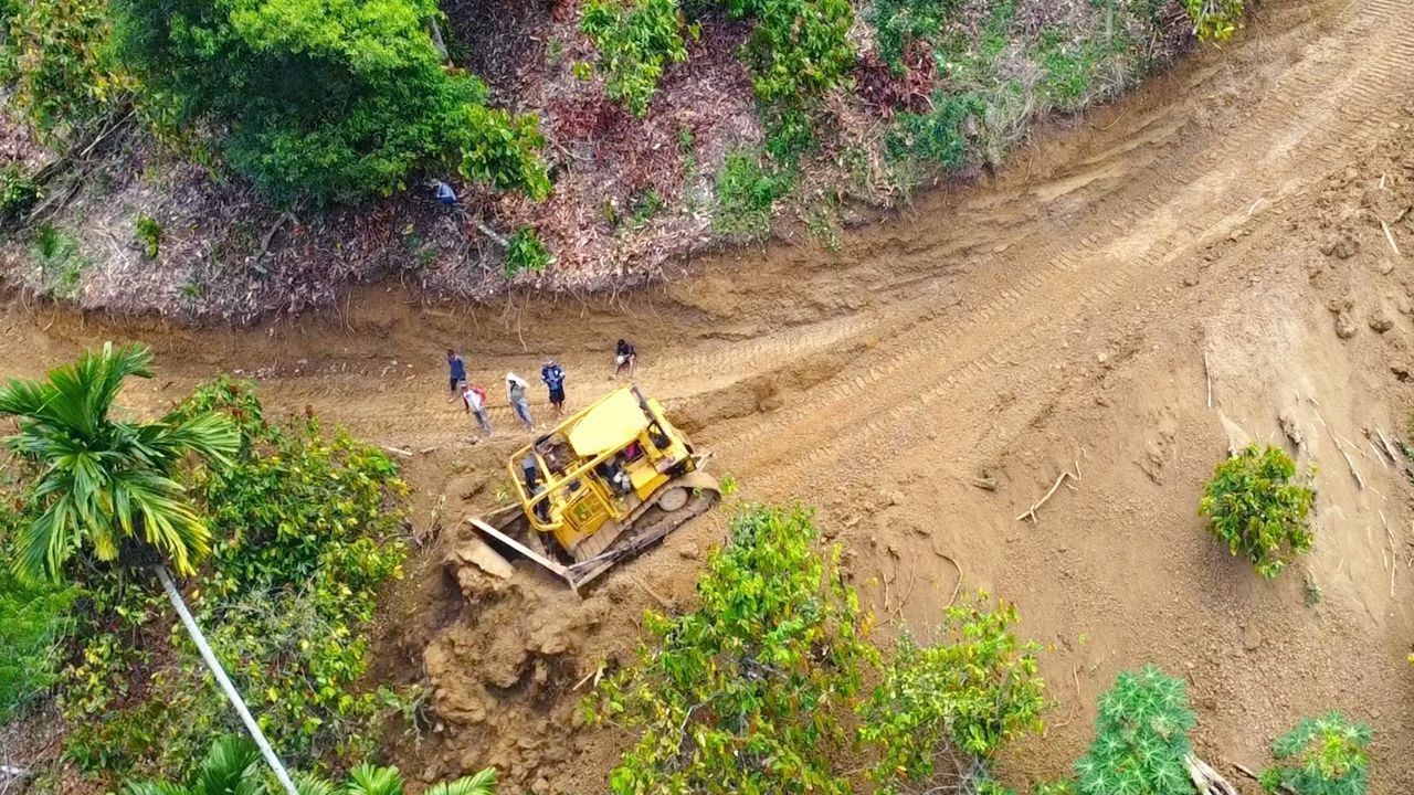 Heavy Equipment Working Caterpillar D6R XL Dozer Operator Opening ...
