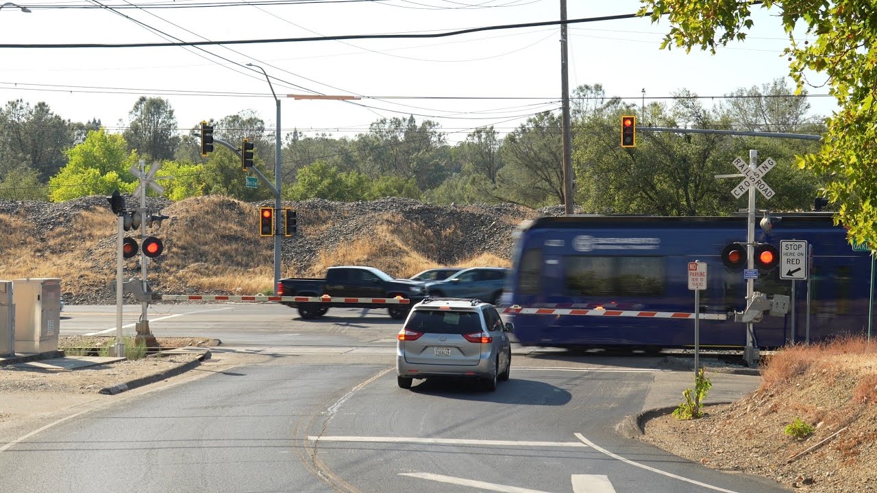 SacRT 423 Train & 418 Train | Bidwell St. Railroad Crossing, Folsom Ca ...