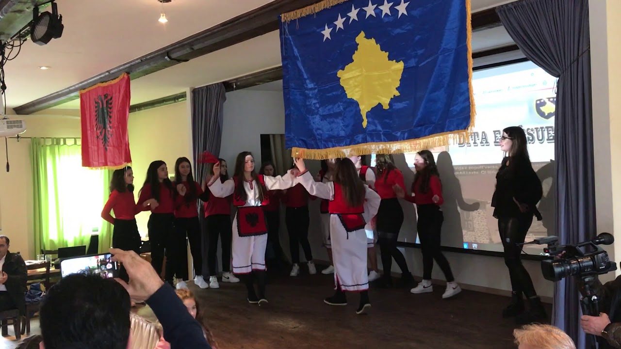 Nxënësit shqiptar të Bajernit festojnë 7 marsin Ditën e mësuesit - YouTube