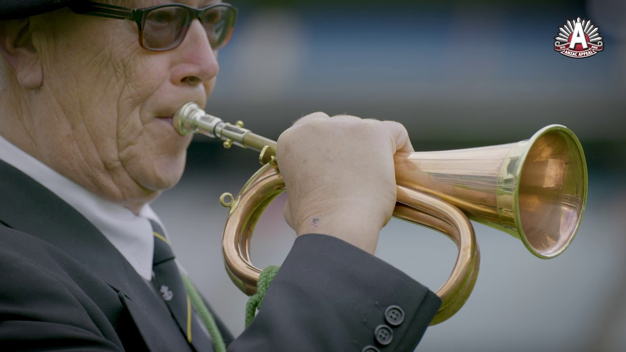 Anzac Day ceremony: Lone bugler plays at empty MCG. - YouTube
