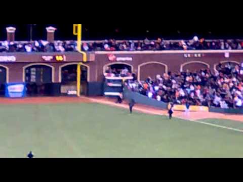 Drunk Giants fan runs on the field - YouTube