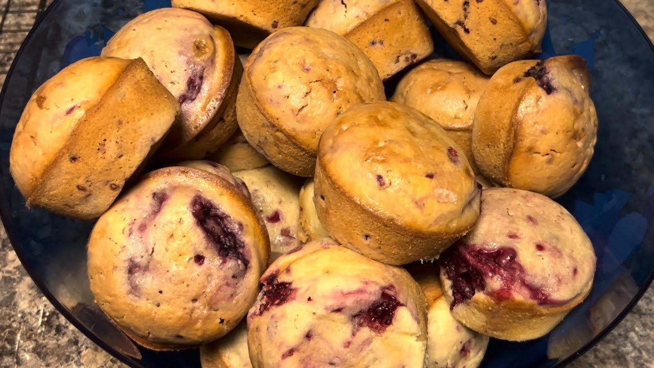 How To Make Amazing Raspberry Muffins From Frozen Fruit! Vlogmas Day 10 ...