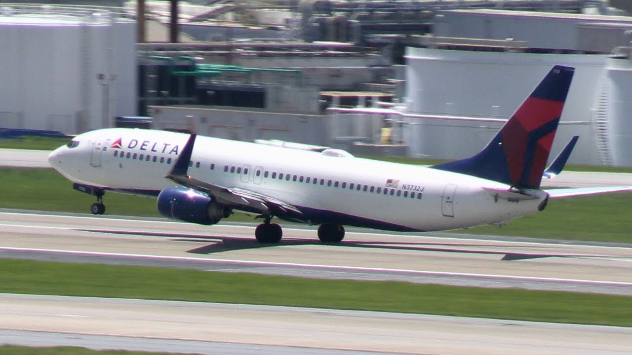 WOULD YOU FLY THIS? Delta 737 Departs on Atlanta Runway 8R - YouTube