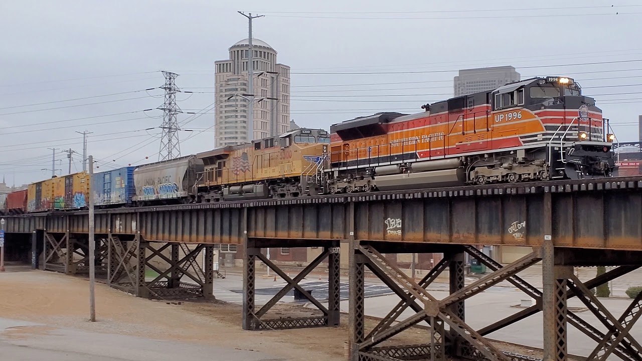 Southern Pacific heritage unit 1996 pulling M-NPINP on UP's Jeff City ...