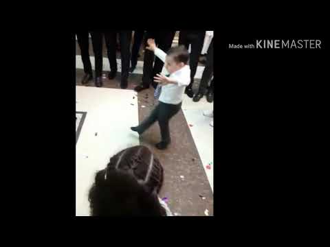 Toyda reqs eden az yaşlı uşaqın super reqsi👍👍👍