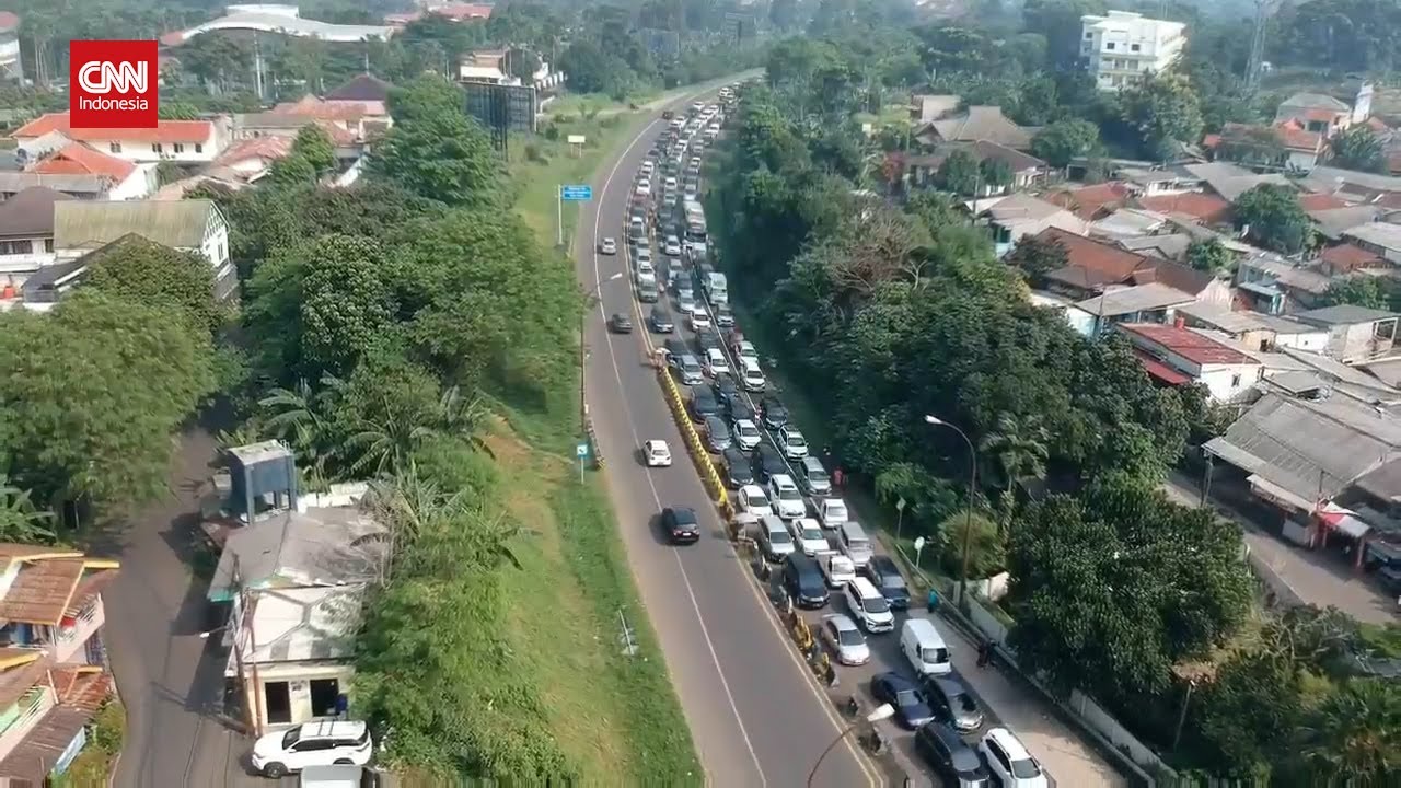 Gambar Udara Kemacetan Jalur Puncak Capai 2 Kilometer - YouTube
