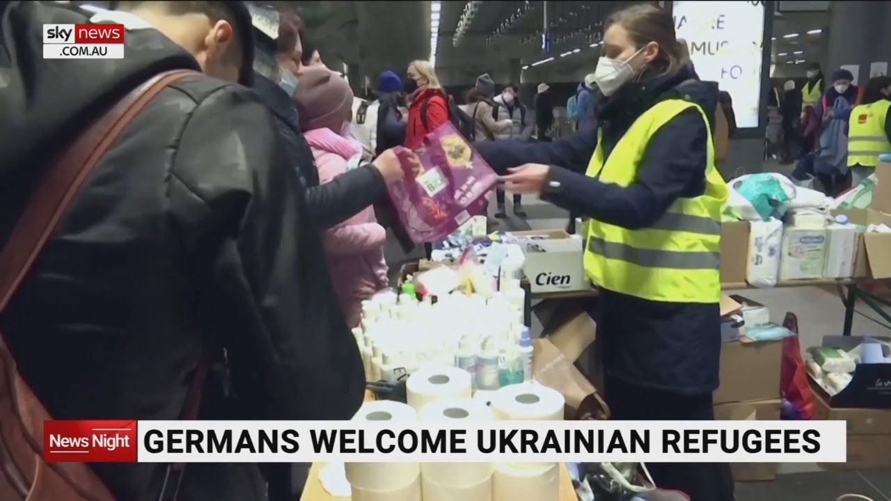 Germany prepares to welcome Ukrainian refugees - YouTube