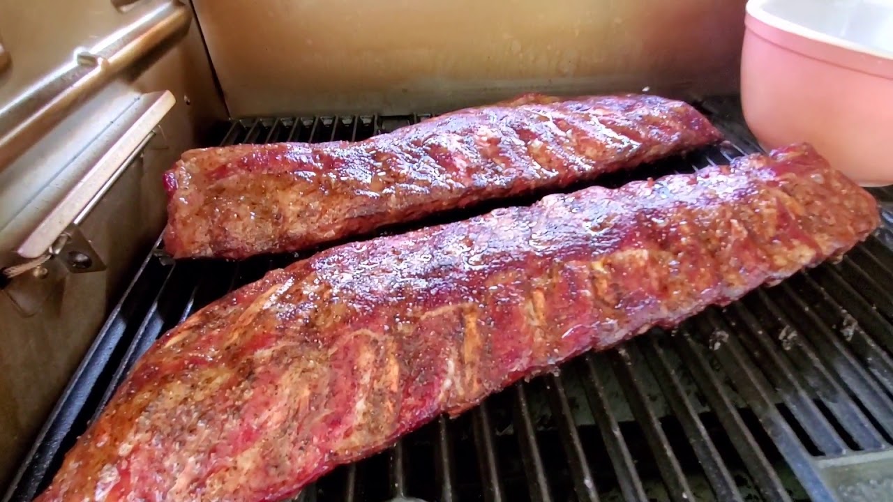 Master Built 560 Gravity Smoker 1st cook ribs - YouTube