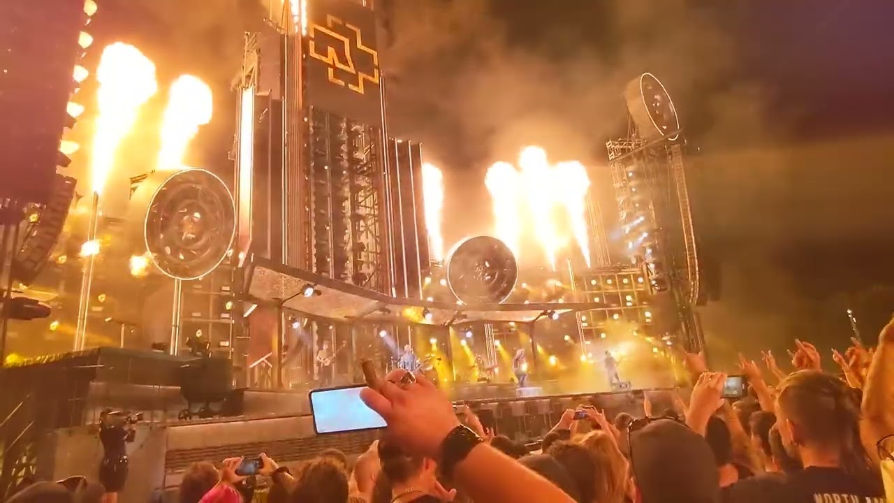Rammstein sonne Montréal 2022 - YouTube