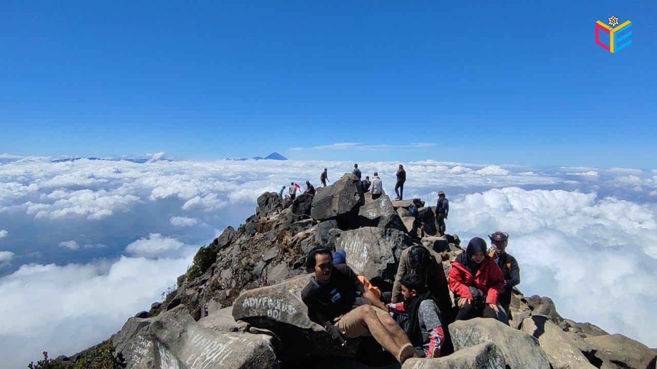 Seperti Di Atas Kayangan " PUNCAK GUNUNG ARJUNO" Mewah - YouTube