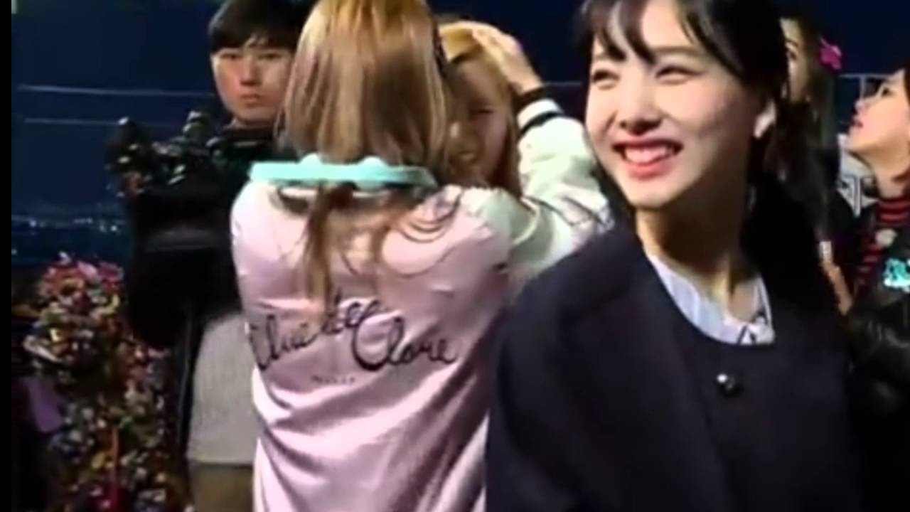 트와이스TWICE - Momo hug hug moment - YouTube