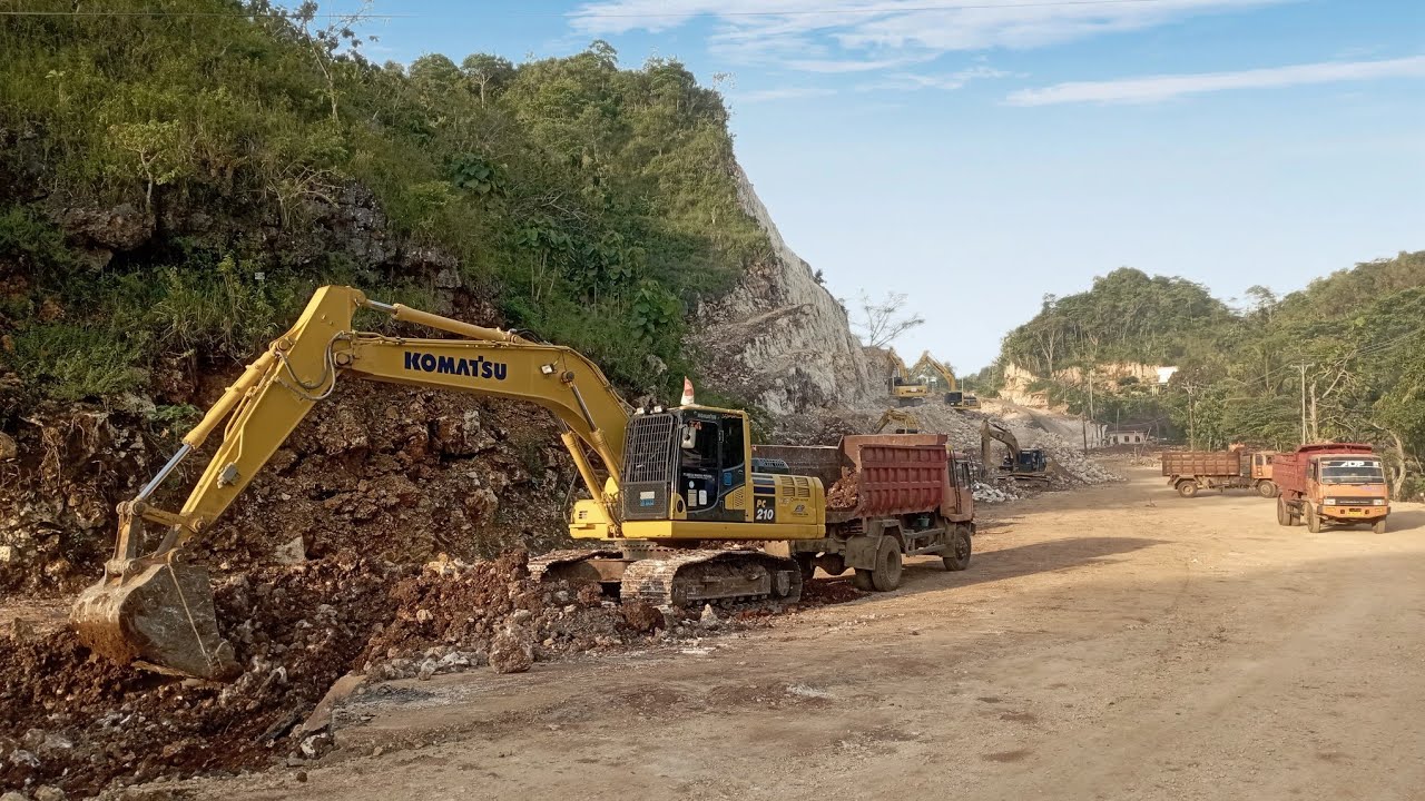 Dump Truck Muat Tanah Bongkaran Jalan || Truk Fuso || Excavator Komatsu ...